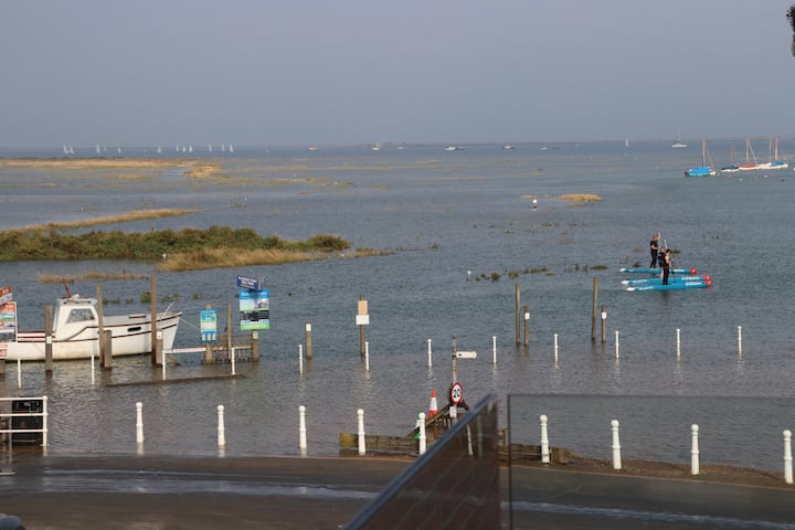 Water’s Edge, Coastal Apartment With Views - Holt
