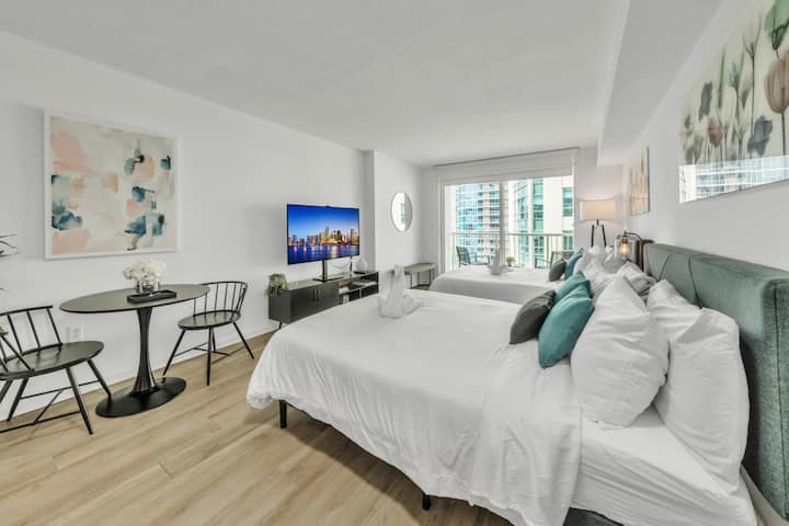 36th-floor Brickell Studio • 2 Queen Beds+ Parking - Miami, FL