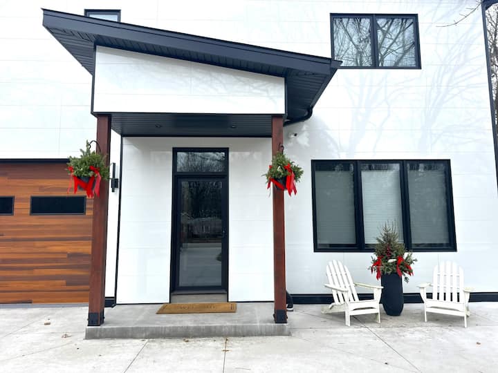 Custom Built 4 Bd/4 Ba Home, Near Downtown And Hwy - Oconomowoc, WI