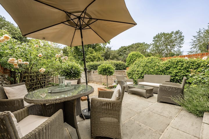 Snowdrop Cottage, A Timeless, Relaxed Hideaway - Holt