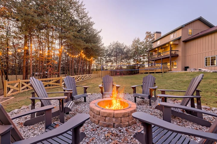 Vineyard Views | Game Rooms | Hot Tub | Near Helen - Cleveland, GA