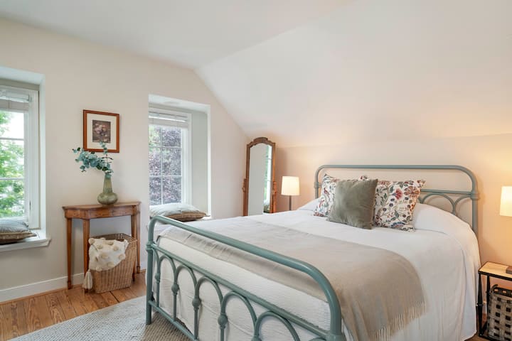 High Street Inn Ridge Room - Charlottesville, VA