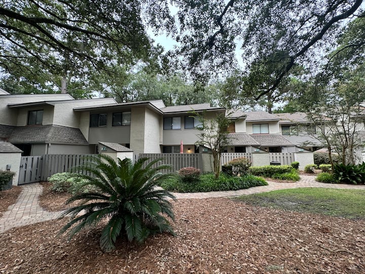 5 Stones Throw - Beautifully Decorated Beach Gem - Hilton Head Island, SC