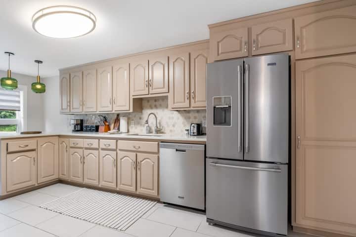 Charming 3br - Full Kitchen & Parking - Moncton