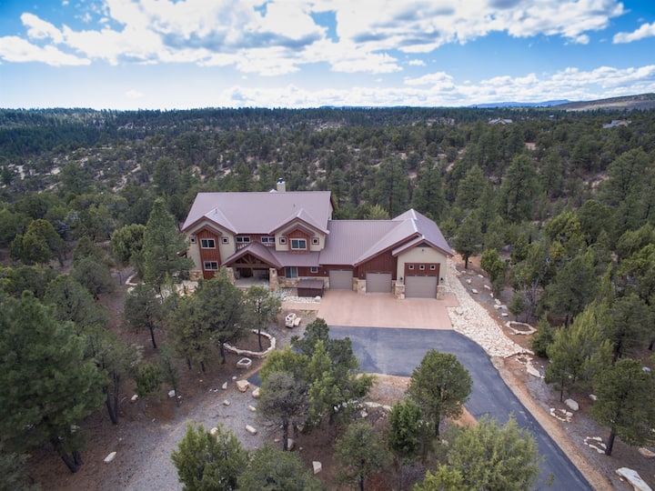 Canyon Ridge Retreat| Hot Tub, Mins From Zion - Utah