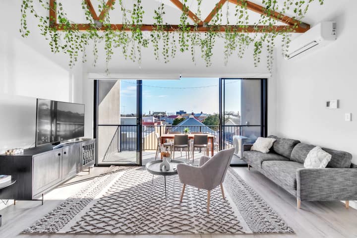 Portside Paradise: Steps Away From The Port - Port Adelaide
