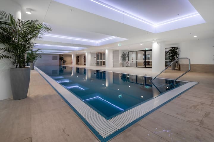 Modern Comfort With Pool & Gym - Canberra
