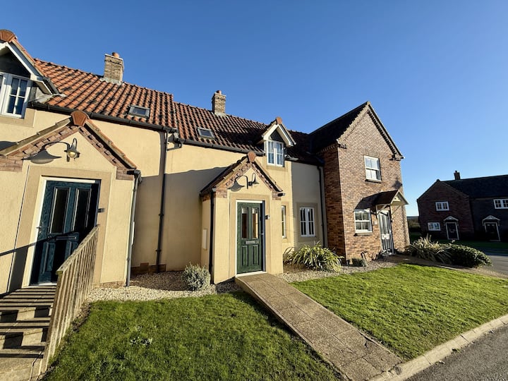 Our House (Ty Ni) - Pool And Beach Access - Filey