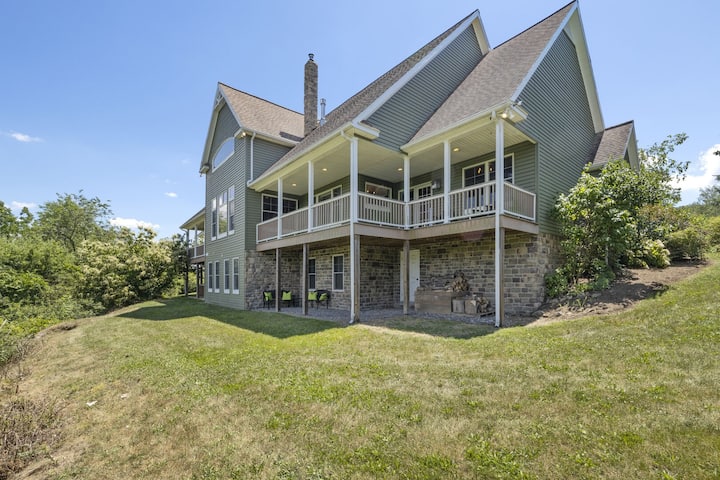 Walker Lake Lodge | Joins Walker Lake + Hot Tub - Pennsylvania