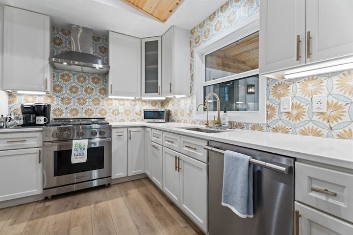 New Upscale Lakefront Getaway:dock, Firepit, Games - Dahlonega, GA