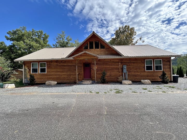 Leyland Lodge 4 Bedroom Log Cabin - Cherokee, NC