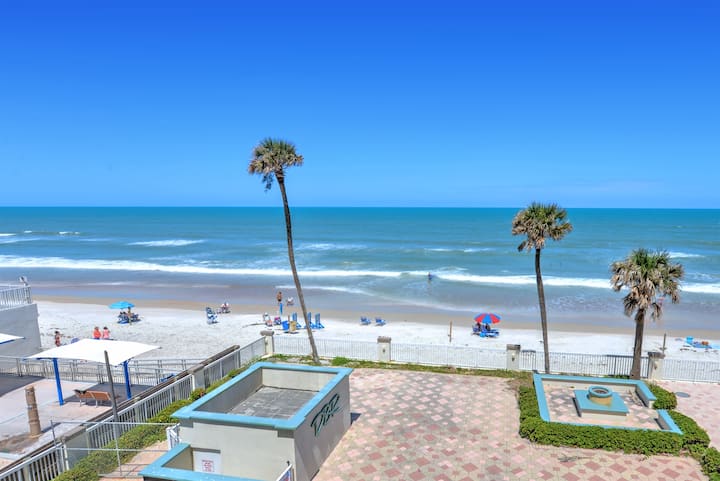 Oceanfront 1-br Condo | Balcony & Free Parking - 戴通納海灘