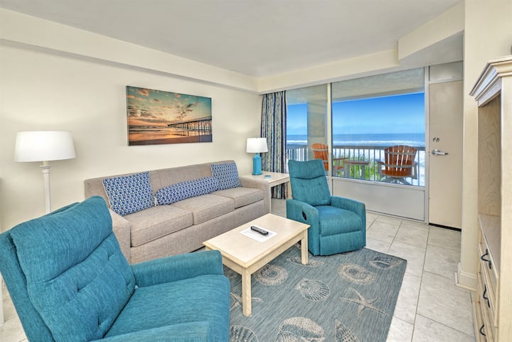Oceanfront 1-br Condo | Balcony & Free Parking - Daytona Beach, FL