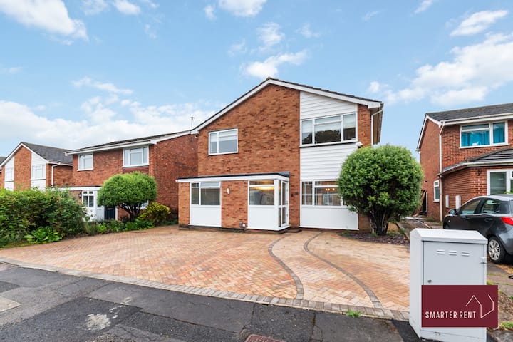 Guildford - 4 Bedroom House - Private Parking - Guildford