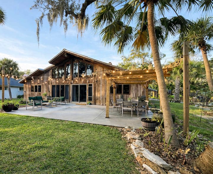 Architectural Garden Retreat - Cape Canaveral, FL