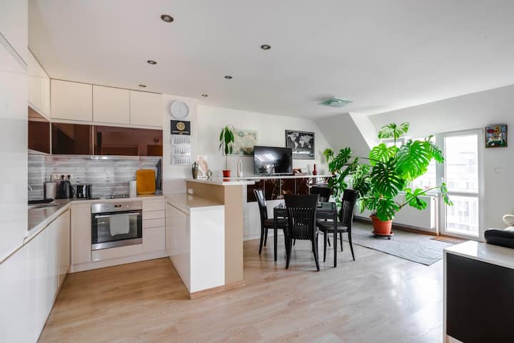 Forest: Spacious 2bd Apt + Secure Free Parking - Sofia