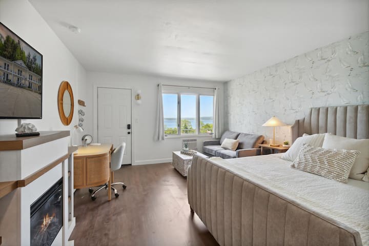 Lakefront Sunset View King Suite - Petoskey, MI