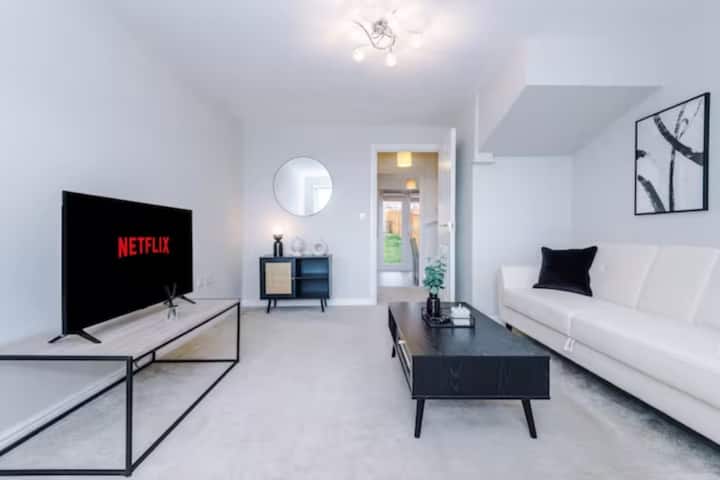 Lovely Three Bed Home Manchester - Rochdale