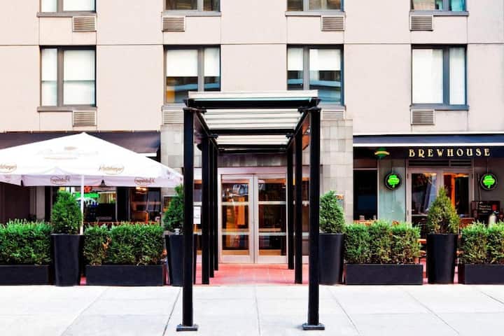 Stay Near Nyc Icons | City Views + Subway Access - New York City