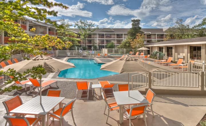 Suite In Oregon | Bike. Pool. - Ashland, OR