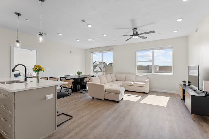 Cactus Blossom Oasis: Desert Color Lagoon - St. George