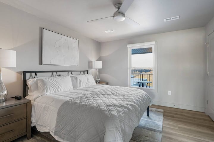The Bagnell Balcony Suite C - Lake Ozark, MO