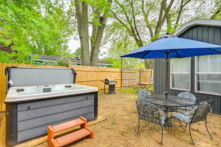 Benton Harbor Home 3 Mi To Beach: Grill & Yard - Lake Michigan Beach, MI