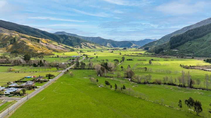 Pukeko Cottage - Marlborough Sounds Retreat - Picton