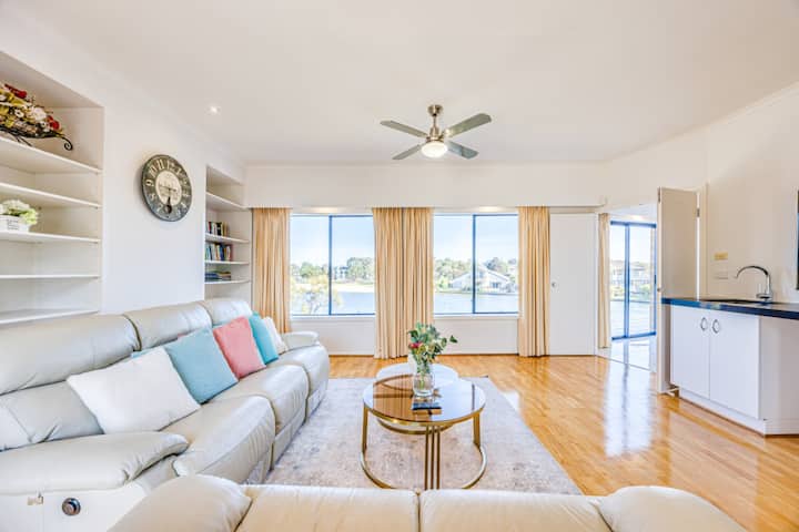 Stayau Lakefront Grand Villa 6br - Point Cook