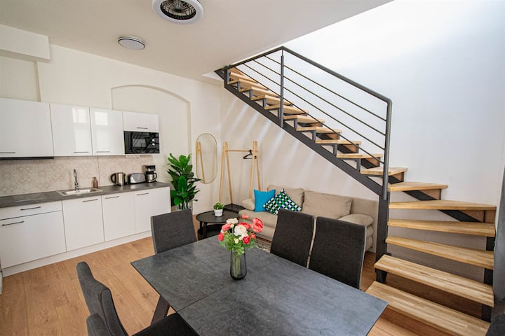 Stylish Charles Sq. 2rooms Duplex Getaway - Prague