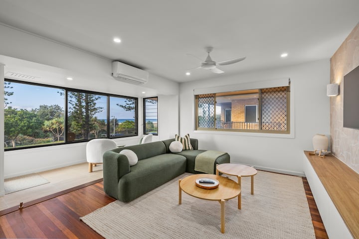 Sophisticated 2-bed Steps Away From Bilinga Beach - Coolangatta