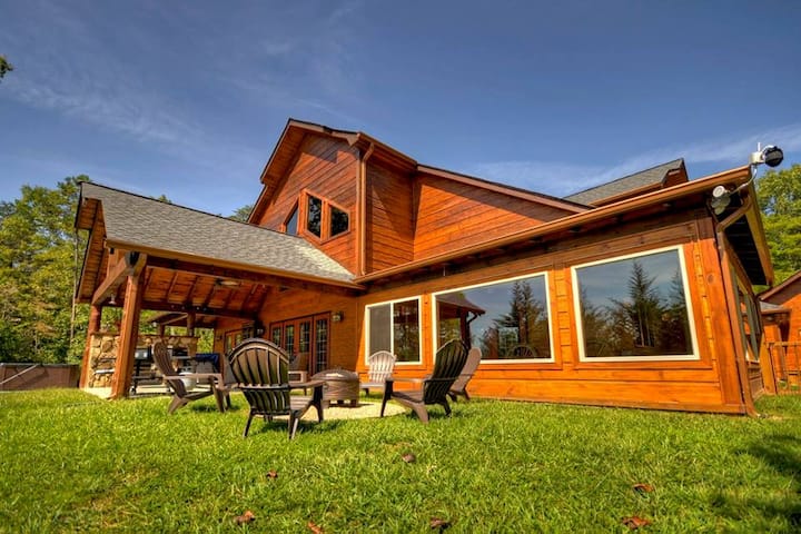 Fox Run Lodge- Hot Tub, Pool Table, Fire Pit - Blue Ridge, GA