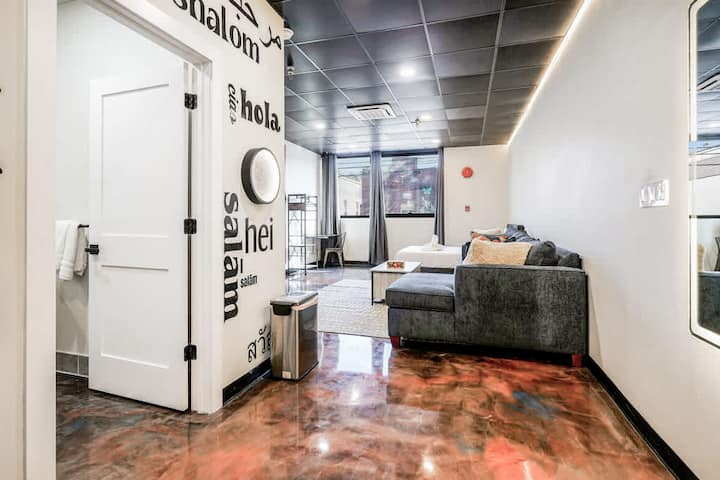 New Loft 3 Min To Childrens Hospital Sleeps 4 - Black Widow, West Mifflin