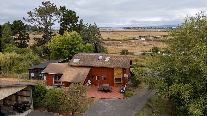 Big Bay Cabin- Bay Views, Cozy, Central Location - Eureka, CA