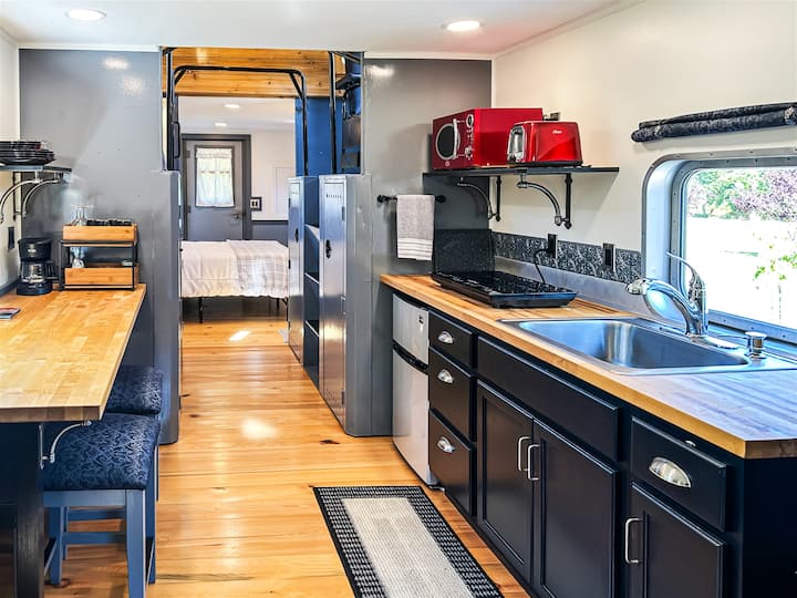 Railway Getaway: Flawless Remodeled Caboose 1br - Port Angeles, Washington