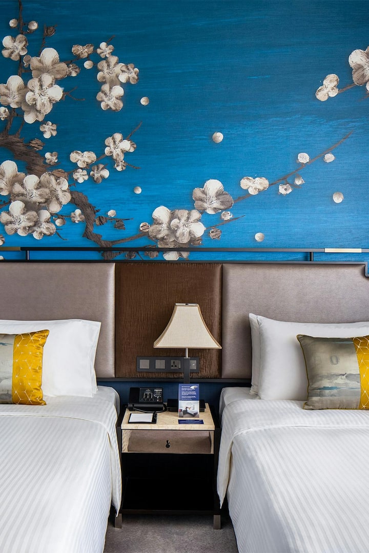 Separate Beds And Breezy Balcony - Singapore