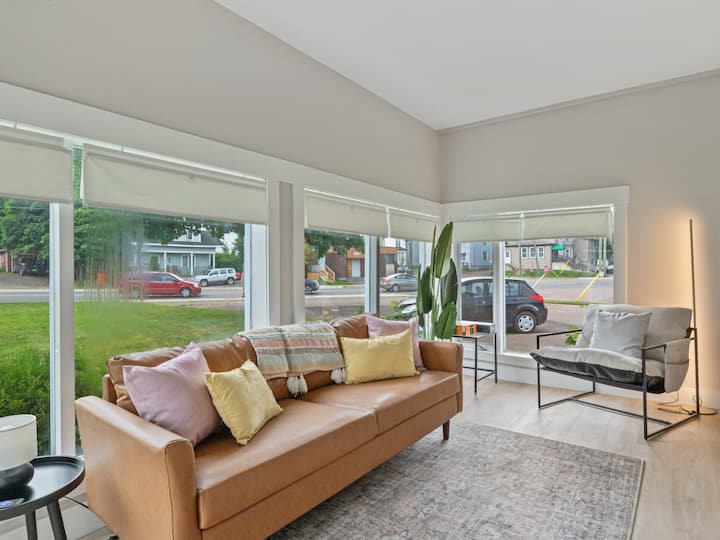 Bright 1 Bedroom - Wifi, Parking, Full Kitchen - Moncton