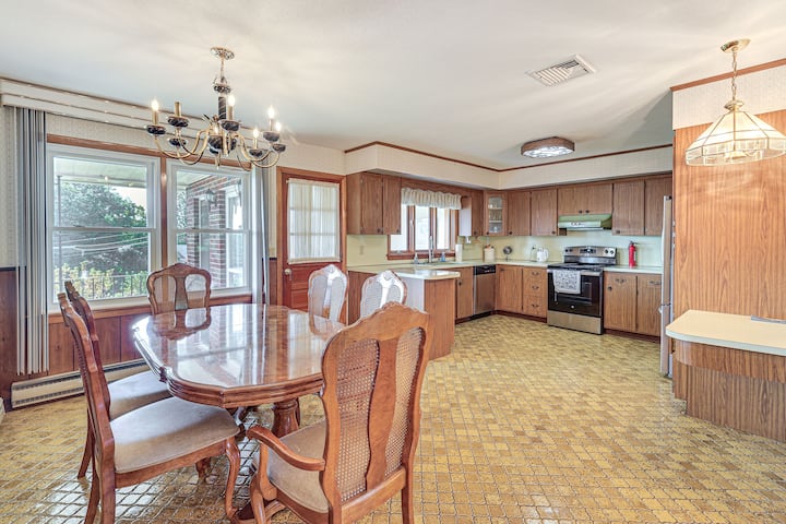 Watertown Home W/ Yard: 1 Mi To Echo Lake Park! - Waterbury, CT