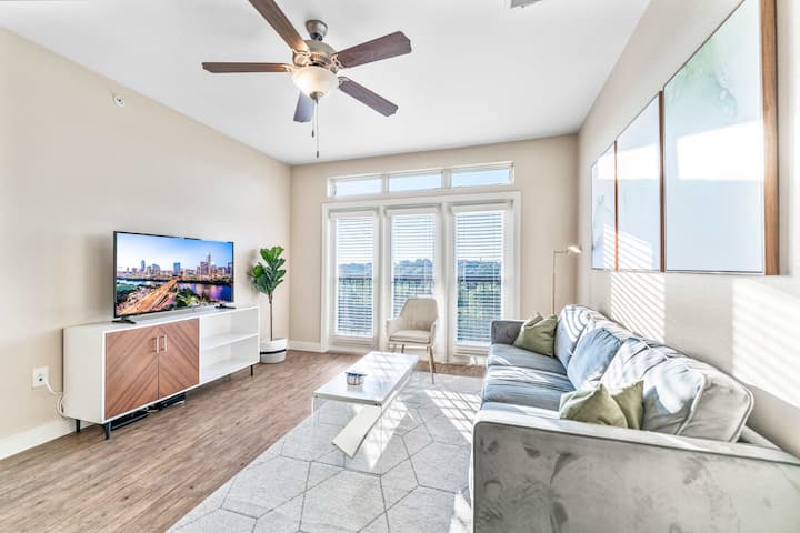 Top Floor Soco 2br King Suite | 8 Mins To Downtown - Austin, TX