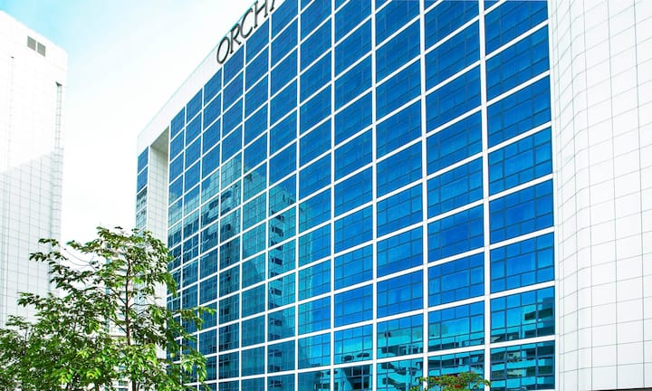 Swing By The Premier Lounge For Drinks And Bites - Singapore