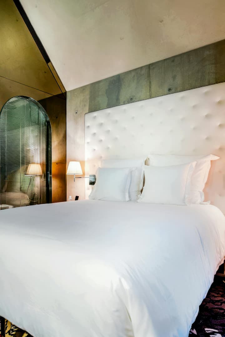 Signature Alcove Ceiling, Rain Shower & Free Wifi - Singapore