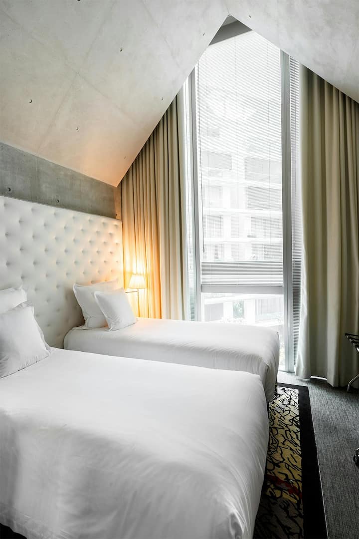 Chic Neutrals, Alcove Ceiling And Two Twin Beds - Singapore