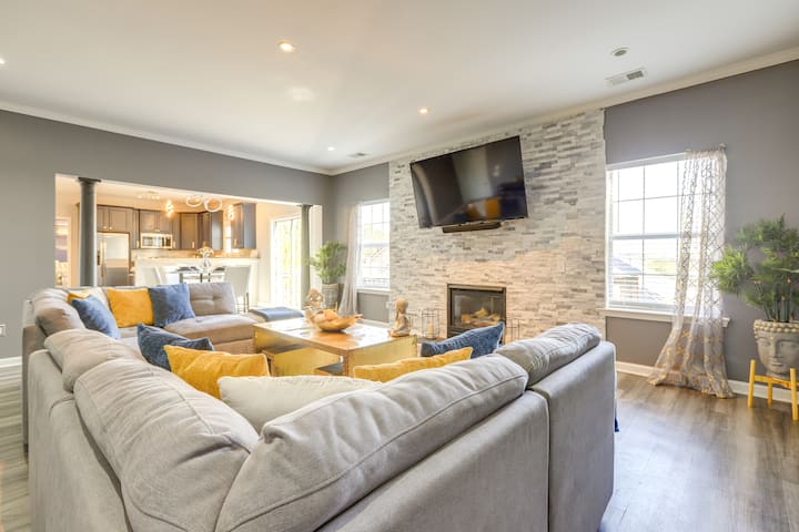 Spacious Family Home Near Atlanta! - Union City, GA