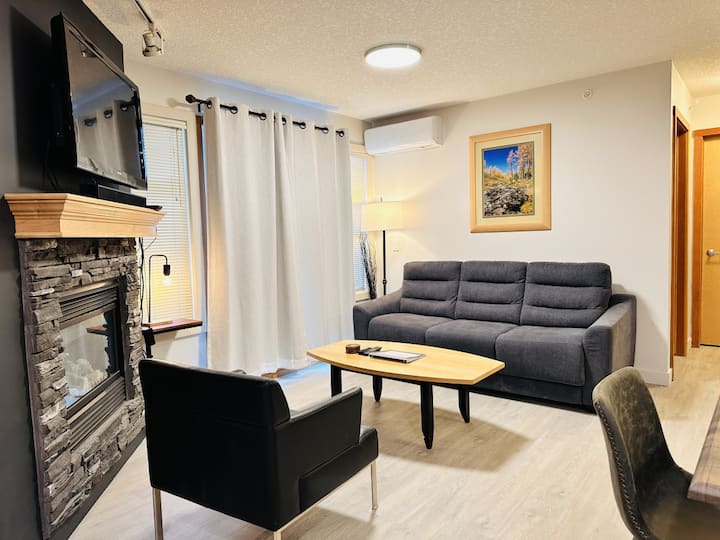 W463- Sleep 7, 2bd, 2bt, Top Floor Mtn View Condo - キャンモア
