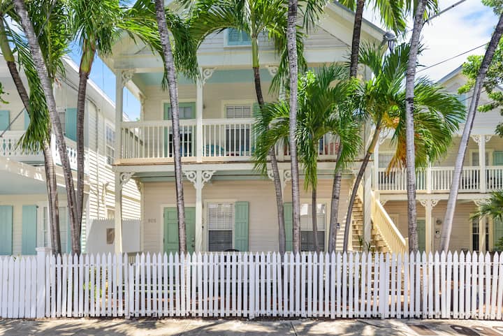 Charming Poolside Condo With Hot Tub & Prime Key - Key West, FL