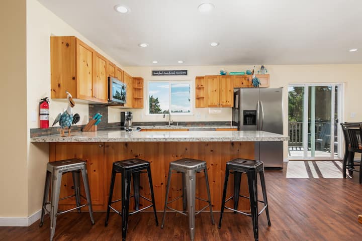Makena's -Near Beach, Game Room, Hot Tub, Dog Ok - Pacific City Beach, OR