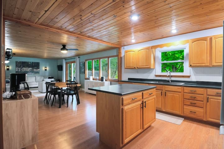 Crystal Rapids Retreat:where Adventure Meets Peace - Michigan