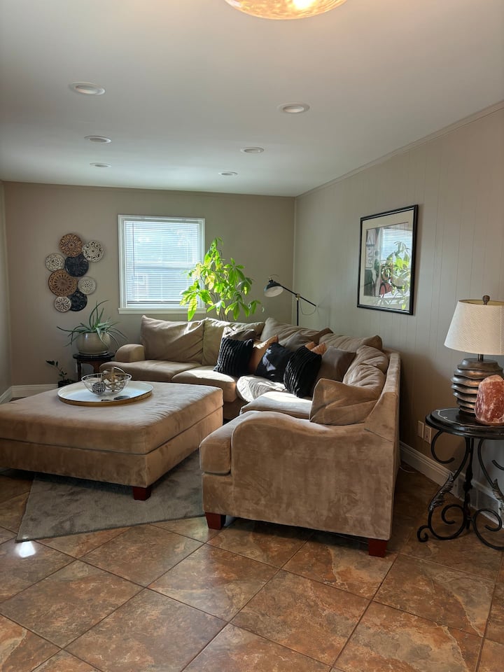 Luxury Modern Stay - 2000+ Sqft - Greenwood, IN