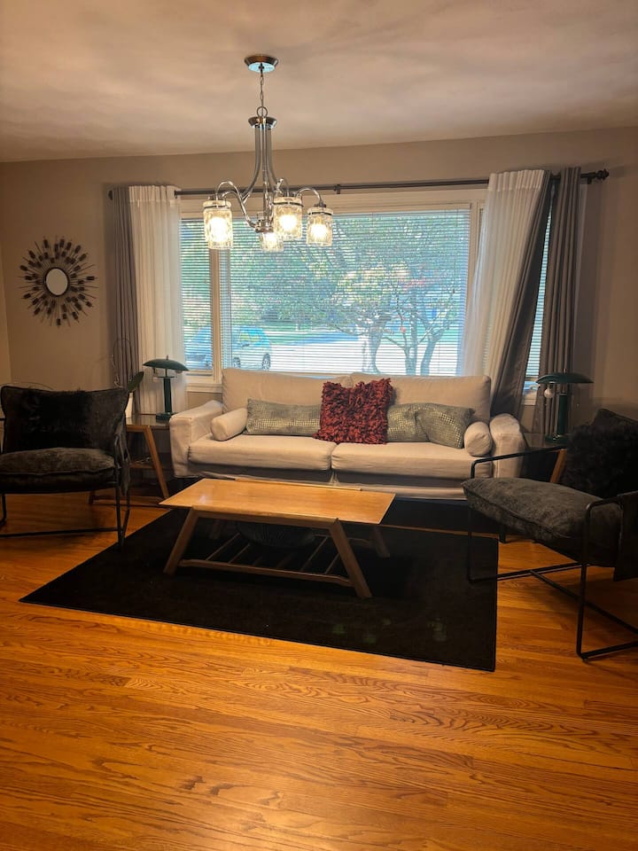 Large Indy Home - Sleeps 10 - Near Greenwood - Greenwood, IN