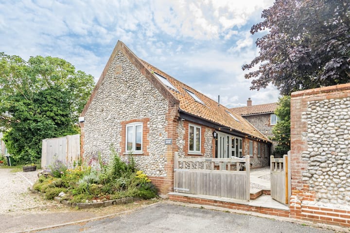Turnip House, Coastal Barn Conversion - Norfolk